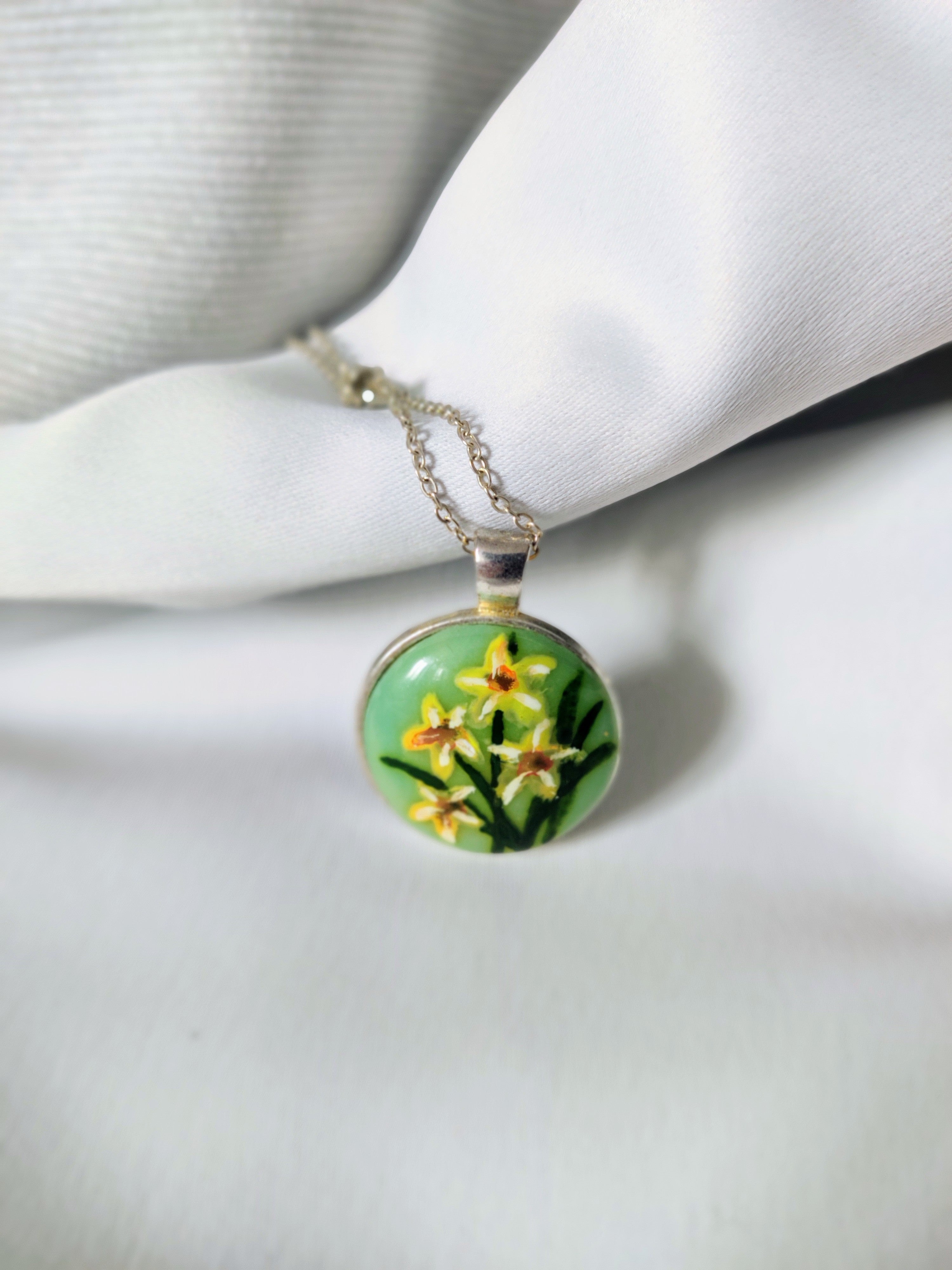 Daffodil dreams | Fine art locket necklace – lipiartsstudio